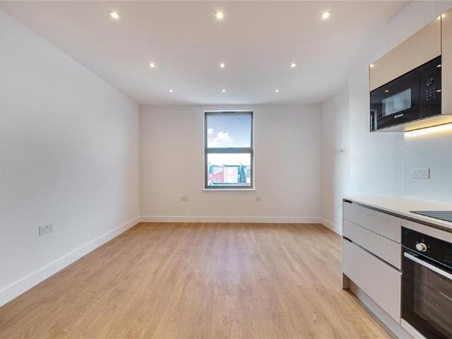 Cricklewood Broadway, London, NW2 3 bed apartment to rent £2,750 pcm £635 pw