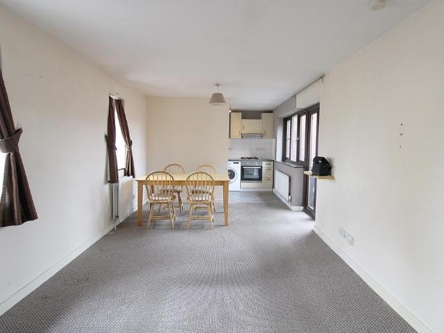 Cricklewood Lane, London NW2 2 bed flat to rent £1,850 pcm £427 pw