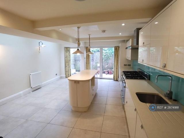 Crimsworth Road, London, SW8 3 bed terraced house to rent £4,500 pcm £1,038 pw