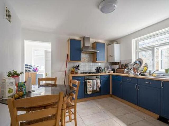 Crimsworth Road, Vauxhall, 3 Bedroom Flat