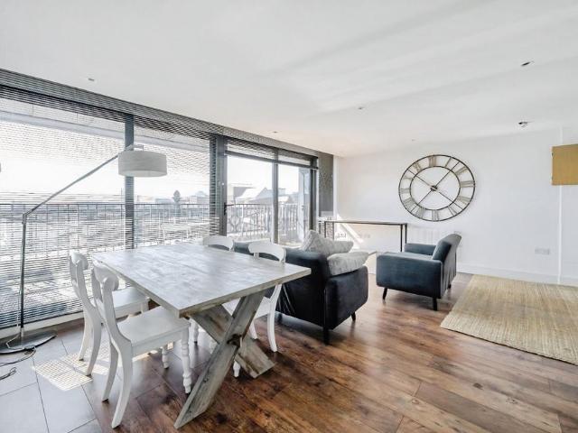 Crispin Lofts, New York Road, Leeds. 2 bed flat to rent £1,650 pcm £381 pw