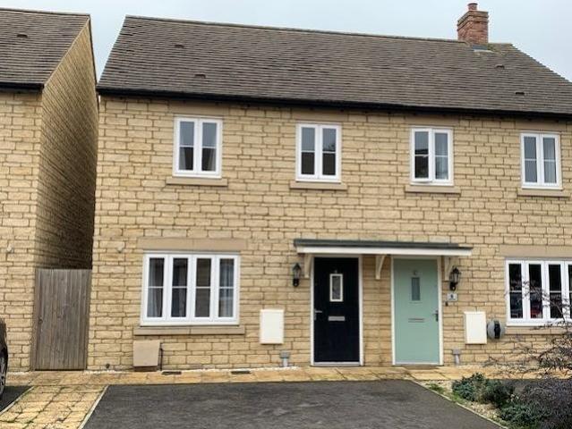 Crista Place, Carterton, Oxon, OX18 1DB 3 bed terraced house to rent £1,550 pcm £358 pw