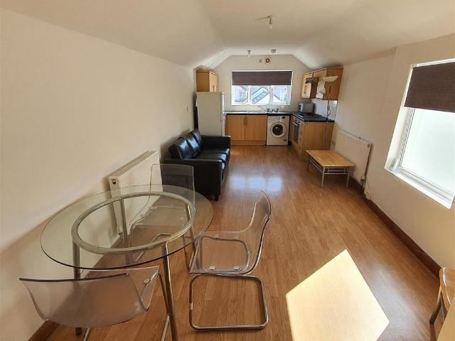 Crwys Road, Cardiff CF24 2 bed flat to rent £1,160 pcm £268 pw