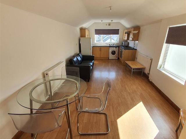 Crwys Road, Cathays, Cardiff CF24, 2 bed flat to rent, £1,160 pcm | PrimeLocation