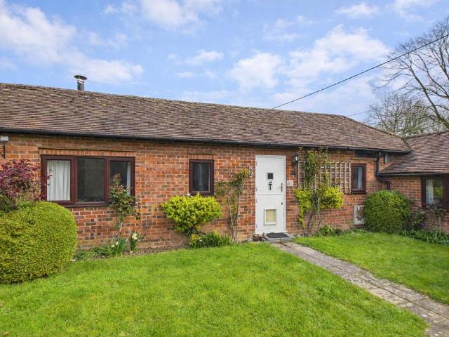 Cryers Hill Road, High Wycombe, HP15 2 bed bungalow to rent £1,795 pcm £414 pw