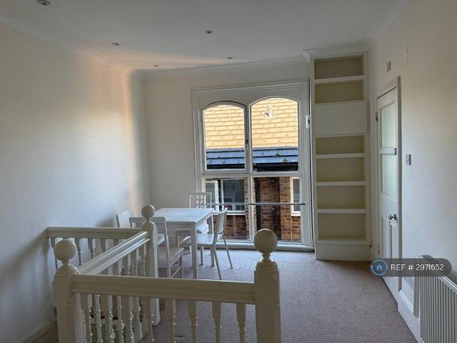 Crystal Palace, London, SE19 2 bed flat to rent £2,250 pcm £519 pw