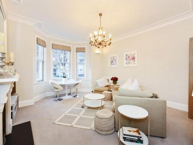 Cumberland Mansions, Brown Street. 1 bed flat to rent £3,445 pcm £795 pw