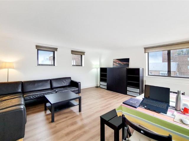 Cumberland Mills Square, London, E14 2 bed flat to rent £2,600 pcm £600 pw