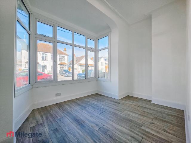 Cumberland Avenue, Southend On Sea SS2, 2 bed flat to rent, £1,195 pcm | PrimeLocation