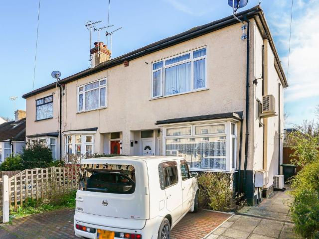 Cumberland Avenue, Southend On Sea SS2, 2 bed flat to rent, £1,350 pcm | PrimeLocation