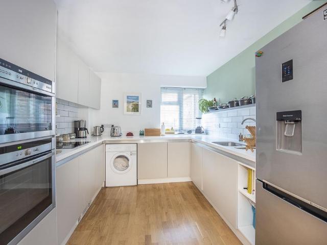 Cumberland Close, Twickenham, TW1 2 bed maisonette to rent £2,817 pcm £650 pw