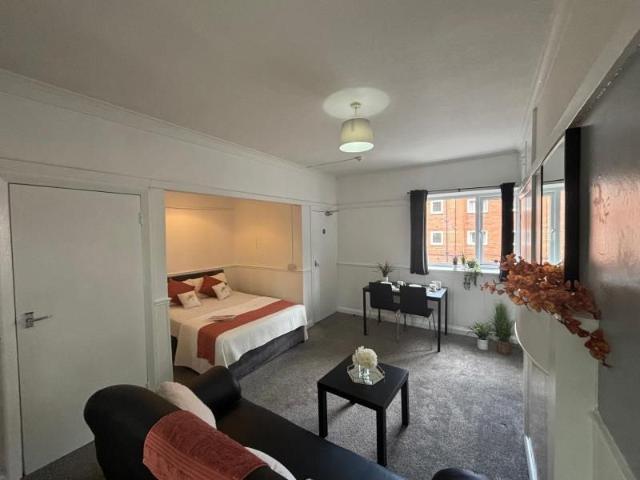 Cumberland Court, Headingley, Leeds LS6, Studio to rent, £770 pcm | PrimeLocation