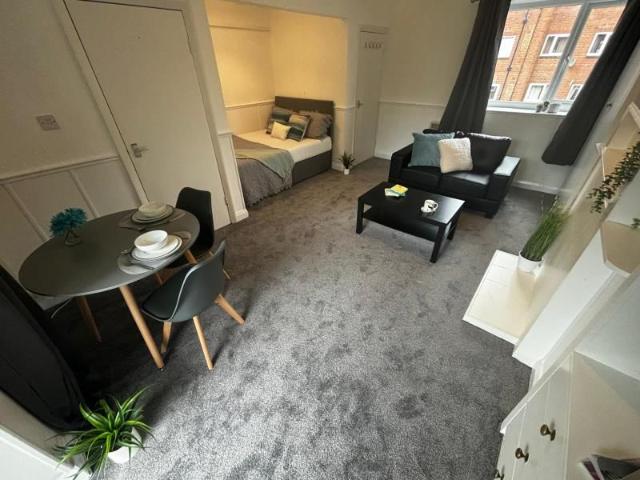 Cumberland Court, Headingley, Leeds LS6, Studio to rent, £720 pcm | PrimeLocation