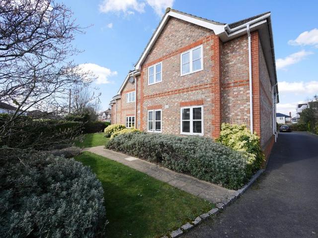 Cumberland Road, Ashford TW15 2 bed apartment to rent £1,495 pcm £345 pw