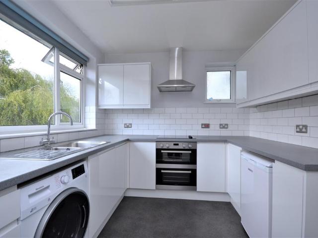Cumberland Road Bromley BR2 2 bed maisonette to rent £1,650 pcm £381 pw