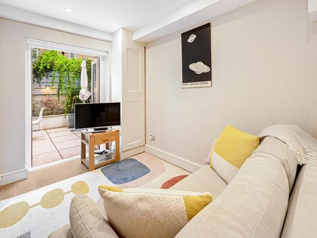 Cumberland Street, London, SW1V 2 bed flat to rent £4,500 pcm £1,038 pw