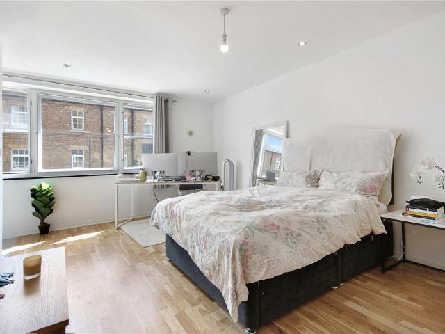 Cumberland Terrace Mews, Regent's. Studio to rent £1,950 pcm £450 pw