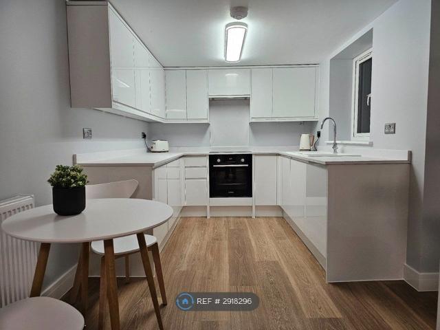 Cumbrian Way, High Wycombe HP13, 1 bed flat to rent, £1,250 pcm | PrimeLocation