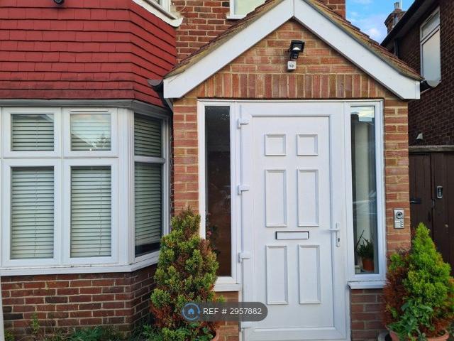 Cumbrian Gardens, London NW2, 3 bed flat to rent, £2,700 pcm | PrimeLocation