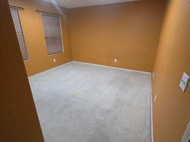 Cuarto de renta en una casa de dos pisos