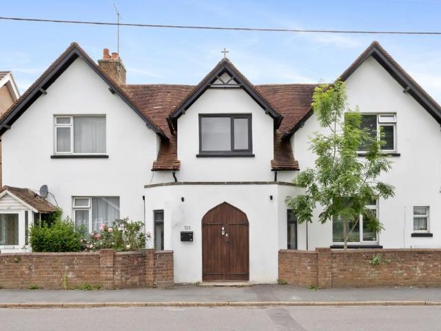 Cuckfield Road, Hurstpierpoint. 3 bed terraced house to rent £2,100 pcm £485 pw