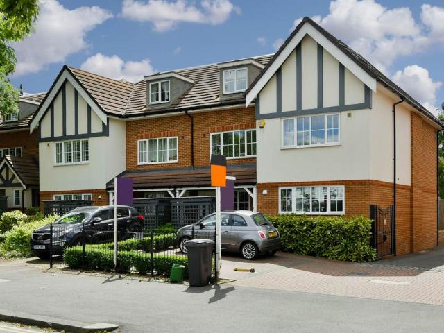 Cuddington Avenue, Worcester Park 4 bed semi detached house to rent £3,300 pcm £762 pw