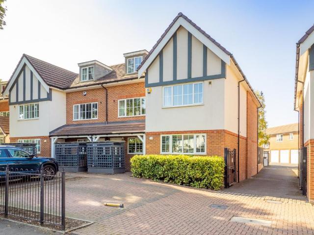 Cuddington Avenue, Surrey KT4 4 bed semi detached house to rent £3,300 pcm £762 pw
