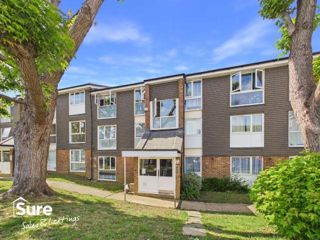 Cuffley Court, Hemel Hempstead, Hertfordshire HP2, 2 bed flat to rent, £1,550 pcm | PrimeLocation