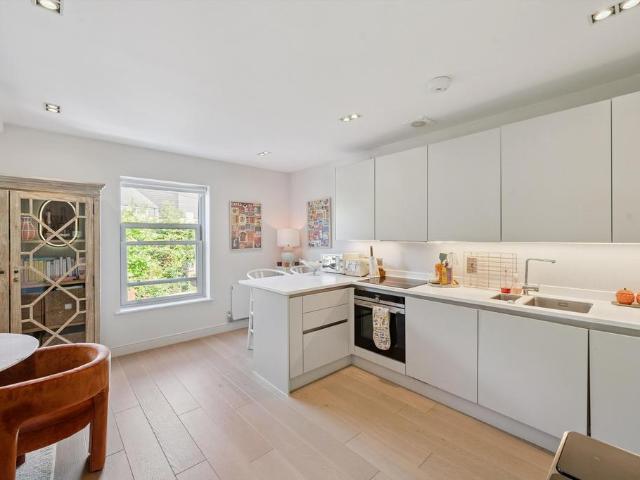Culverden Road, London SW12 2 bed flat to rent £3,150 pcm £727 pw