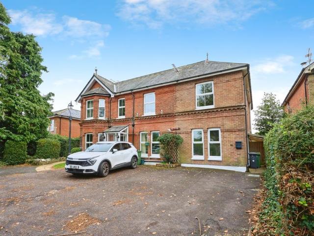 Culham Lodge Apartments, 31 Landguard. 2 bed terraced house to rent £1,175 pcm £271 pw