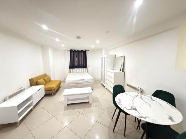 Culmington Road, London W13, Studio to rent, £1,250 pcm | PrimeLocation