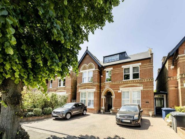Culmington Road, London W13 2 bed flat to rent £2,150 pcm £496 pw
