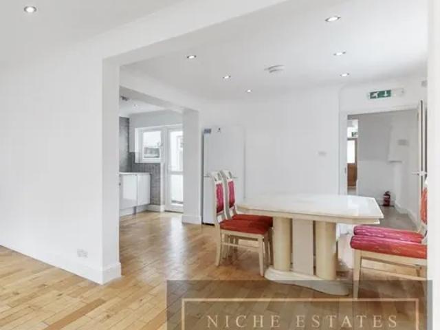 Curtain Factory Outlet, 12a Hutton Grove, London, N12 8DT, United Kingdom | 6 bed duplex for rent #166272683 | Rentberry
