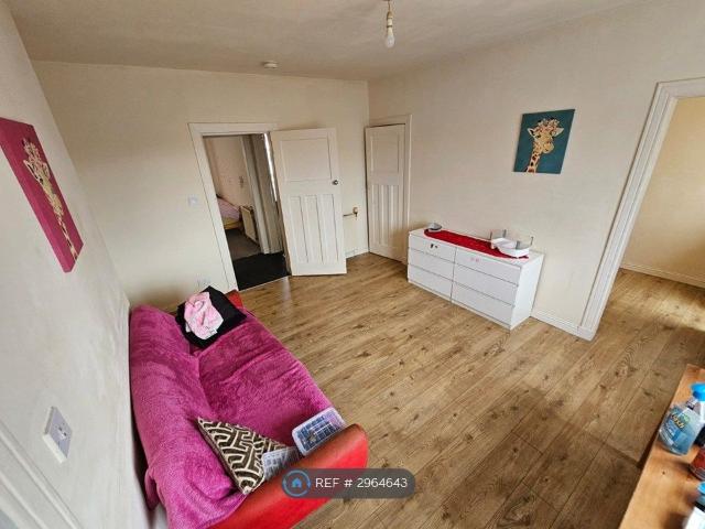 Curtis Avenue, Glasgow G44, 3 bed flat to rent, £1,100 pcm | PrimeLocation