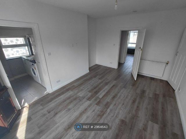 Curtis Avenue, Glasgow G44, 3 bed flat to rent, £1,100 pcm | PrimeLocation