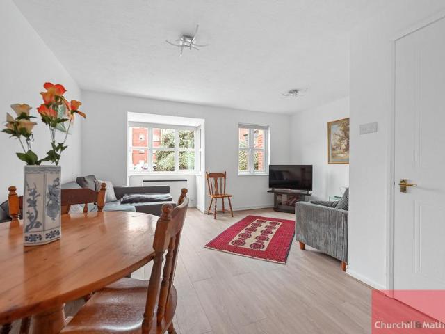 Curtis Drive, Acton, W3 6 2 bed flat to rent £2,500 pcm £577 pw