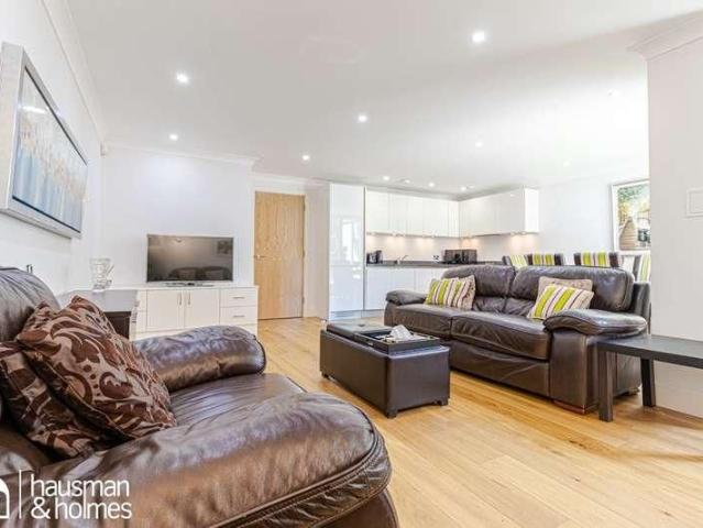 Curve Court, Hendon, NW4