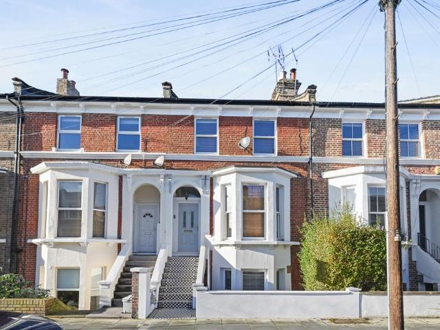 Curwen Road, London W12 1 bed flat to rent £2,100 pcm £485 pw