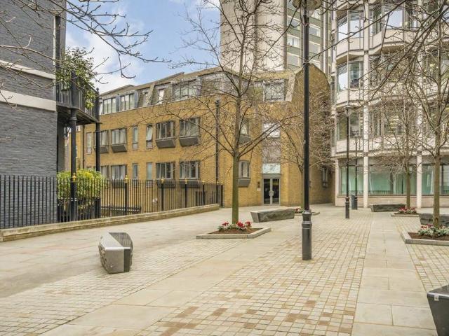 Curzon Square, London W1J 2 bed flat to rent £9,100 pcm £2,100 pw