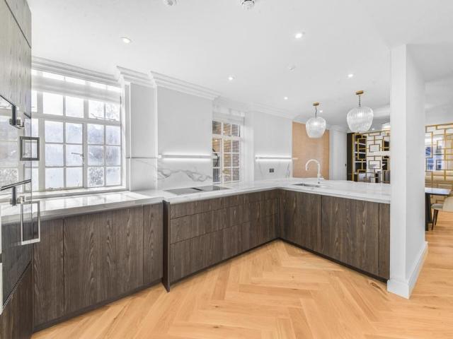 Curzon Street, London, W1 3 bed flat to rent £10,500 pcm £2,423 pw