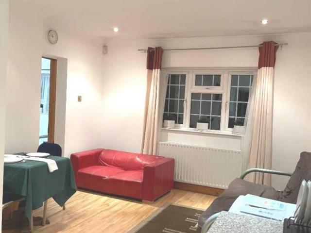 Currey Road, Greenford 1 bed flat to rent £1,600 pcm £369 pw