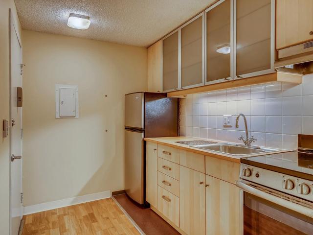 11 SW Curry St