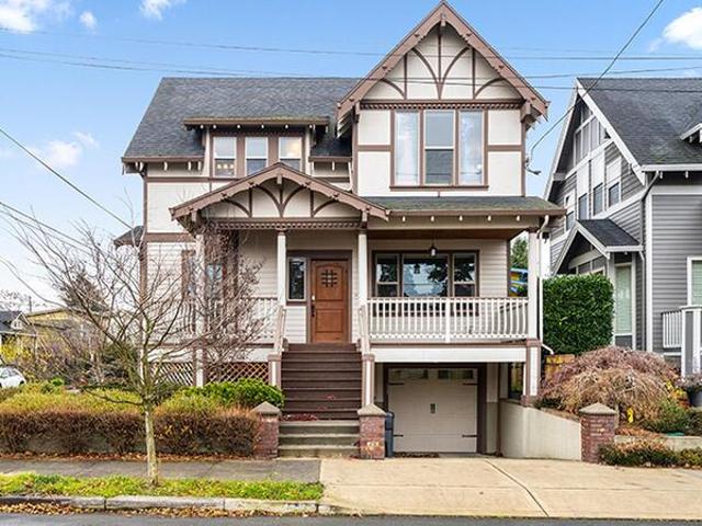 Custom Alberta Arts home walkable to top eateries & bars