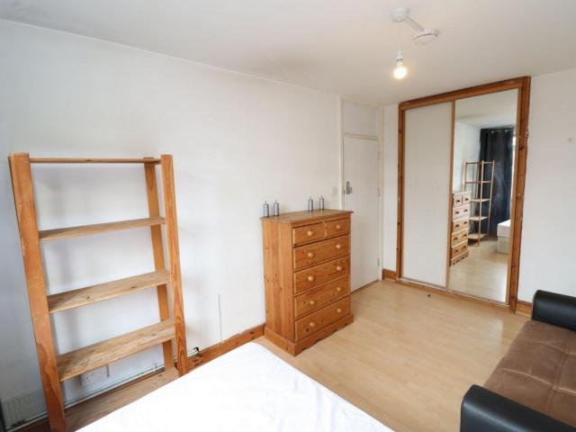 Cushy double bedroom close to Bow Road tube station Has a Room
