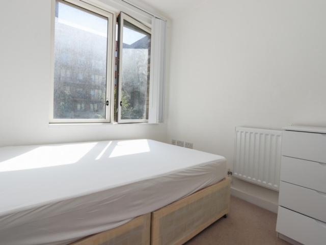 Cushy double bedroom near Gallions Reach DLR station Has a Room