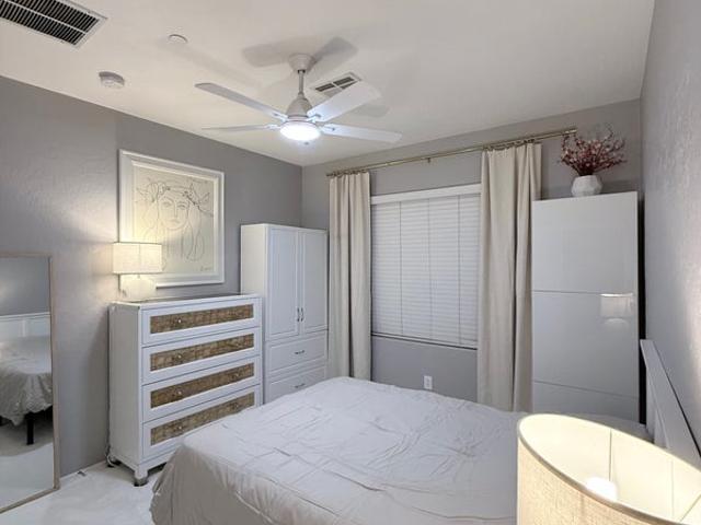 Cute and cozy room furnished