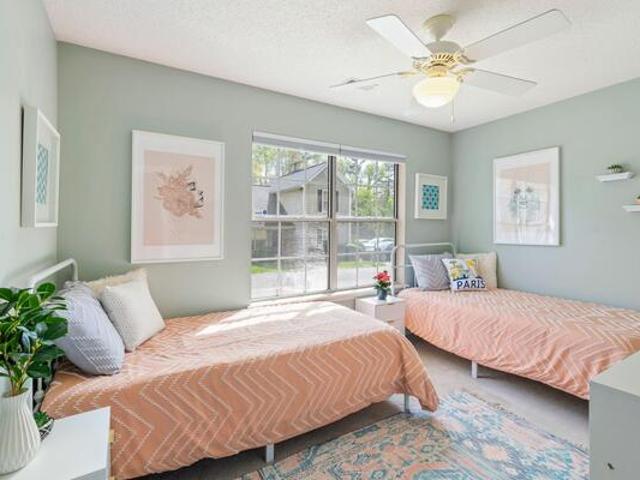 Cute bungalow in convenient Durham Neighborhood ~ Wifi, Laundry, & Cleaning included!
