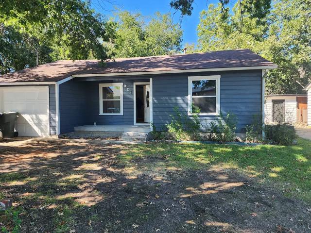 Cute & Clean Home with Large Fenced Yard Pet Friendly!