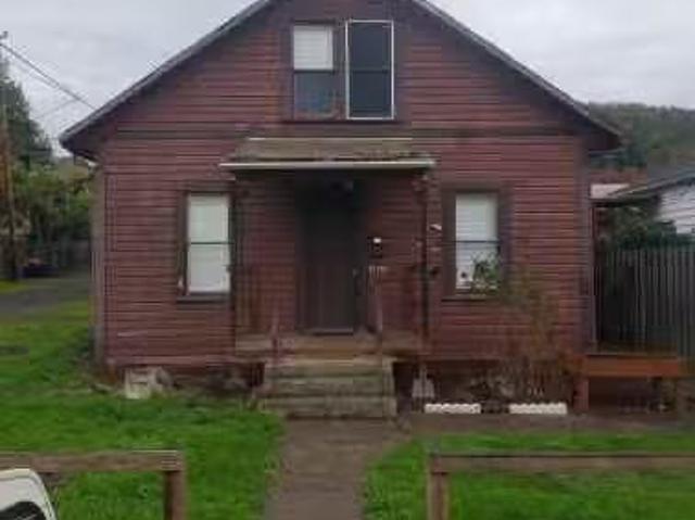 Cute duplex in quiet Roseburg neighborhood 1356 Ne Freemont Ave