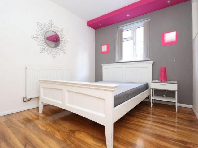 Cute double bedroom near King George V Park Has a Room